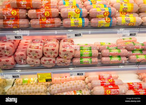 Carne Procesada Mostrar En Español Supermercado Fotografía De Stock Alamy