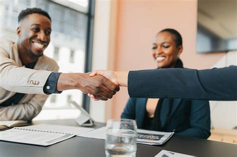 B2b 회의와 성공적인 계약 계약 후 악수 및 비즈니스 사람들이 악수하는 것에 감사드립니다 다양성 회사 및 경영진은 사무실에서