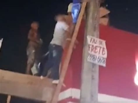 Vídeo Homem é Eletrocutado E Fica Grudado No Poste Em Manaus