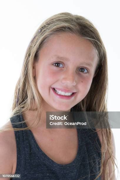 Photo Libre De Droit De Portrait Dune Charmante Petite Fille Souriante