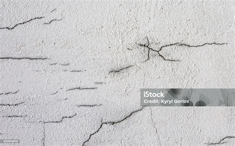 더러운 백색의 벽에 금이 작은 스트레이트 균열 페인트 표면에 직접 골절입니다 셀 균열 0명에 대한 스톡 사진 및 기타 이미지