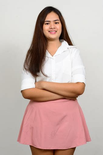 흰색 배경에 대해 스마트 캐주얼 옷을 입고 젊은 아름 다운 아시아 여자 18 19세에 대한 스톡 사진 및 기타 이미지 18