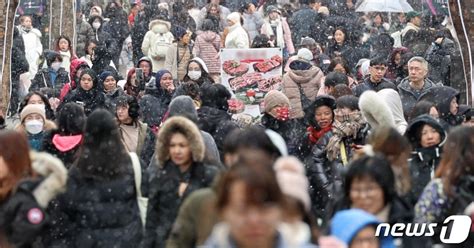 눈 내리는 화이트 크리스마스 이브…강추위도 누그러져[오늘날씨]