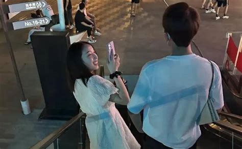 王昶钱天一甜蜜约会迪士尼，般配恩爱引关注网友恋情漂亮