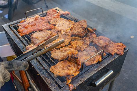 석탄에 돼지 갈비를 굽는 동안 집게를 사용하여 인간의 손 고기에 대한 스톡 사진 및 기타 이미지 고기 구이 굽기 Istock