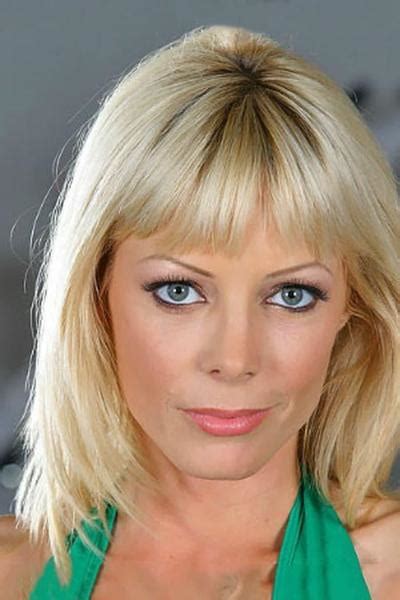 Holly Sampson About Entertainmentie