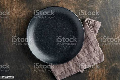 오래된 나무 테이블 상단보기에 빈 검은 색 접시 칼붙이와 냅킨 테이블 설정입니다 냅킨에 대한 스톡 사진 및 기타 이미지 냅킨