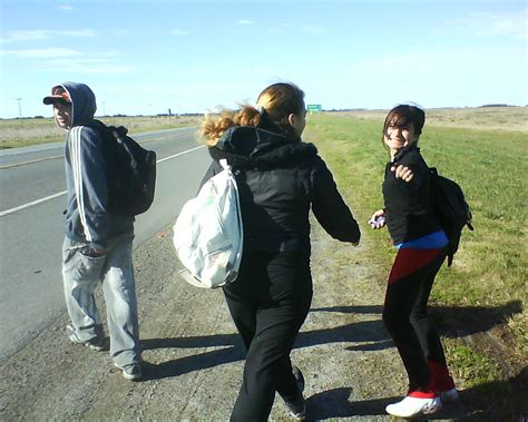 Los Pibes del E S B Nº Haciendo dedo en la ruta