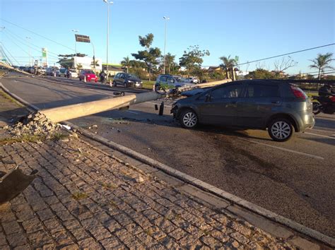 Motorista perde controle da direção e bate carro em poste