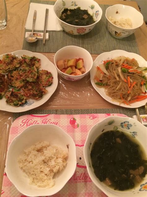 남편 생일상으로 만든 미역국 잡채 그리고 브로콜리 맛살전 브로콜리랑 게맛살이랑 맛의 조화가 끝내준답니다~