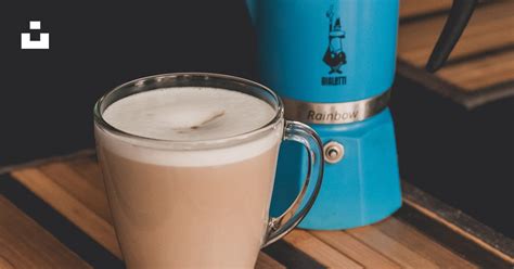 나무 테이블에 푸른 차 주전자와 우유 한 잔 사진 Unsplash의 무료 커피 밀크 이미지