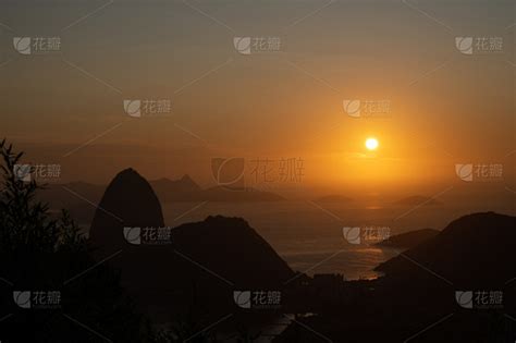 非凡的里约热内卢巴西橙色甜面包山在上面日出