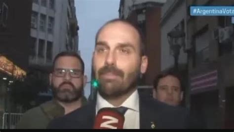 Eduardo Bolsonaro é cortado ao vivo ao defender armas FOLHAMAX