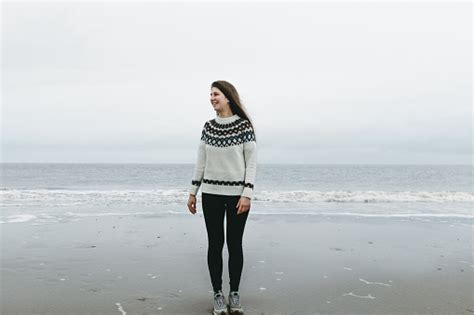텍셀 섬의 아름 다운 해변에서 양모 스웨터에 행복 한 여자 20 29세에 대한 스톡 사진 및 기타 이미지 20 29세 겨울