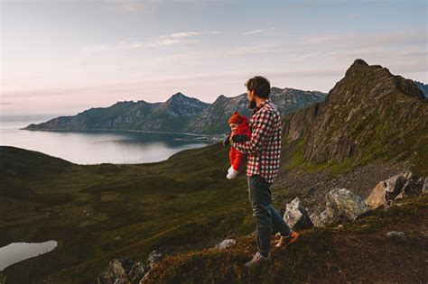 노르웨이에서 풍경 여름 건강 라이프 스타일 모험 여행을 즐기는 아이와 함께 산 가족 여행 휴가 남자에서 아기 야외에서 산책 하는 아버지 가족에 대한 스톡 사진 및 기타