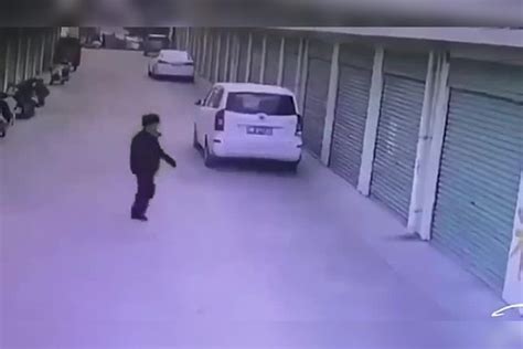 灵异事件？男子出门后“消失”，是监控卡顿了吗卡顿男子监控