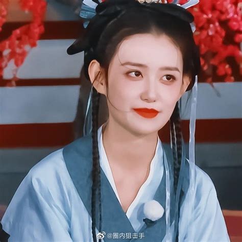 蒋依依回应解约风波时表示，希望能过和平解约