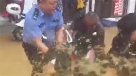 湖南保靖县一行人连人带车被冲走民辅警滔滔洪水中飞奔营救 凤凰网视频 凤凰网