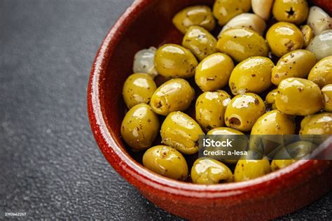 마늘 스낵 아페리티프를 곁들인 지중해 올리브 신선하고 맛있는 음식 접시 맛있는 미식가 음식 테이블 배경 소박한 음식 평면도 복사 공간 케토 및 팔레오 다이어트 채식 및 비건