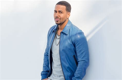Romeo Santos posó desnudo para promocionar el regreso de Aventura