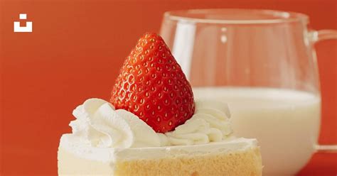 딸기 위에 딸기가 들어간 케이크 사진 Unsplash의 무료 苺 이미지