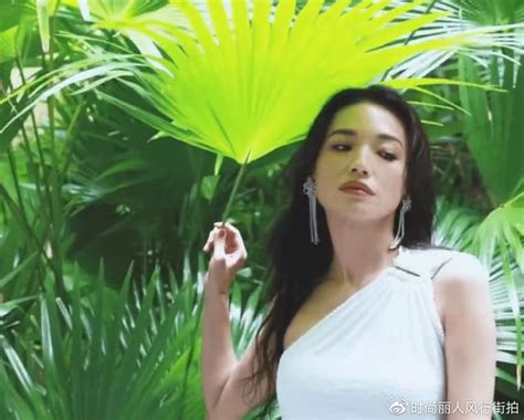 46岁舒淇把人美翻！新活动裙子露腰又露腿大方身材，赤脚都显高级财经头条