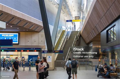 영국 런던의 여행 승객과 함께하는 런던 브리지 역 중앙 홀 기차에 대한 스톡 사진 및 기타 이미지 기차 로비 건축물 특징 유럽 Istock