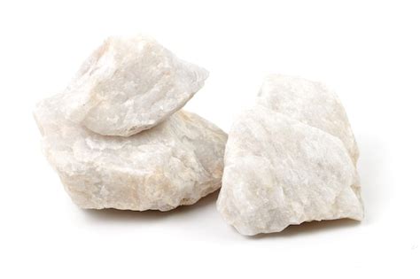 흰색 배경에 분리된 사우나 돌 세트 천연 광물 암석 석영 규암 프리미엄 사진