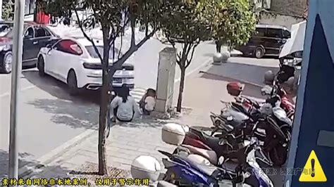 小车倒车失控撞倒路边蹲坐两小孩，孩子母亲失声大叫