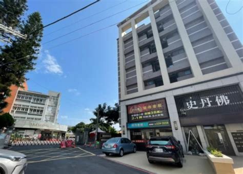 學區旁黃金店面 小新的販售架