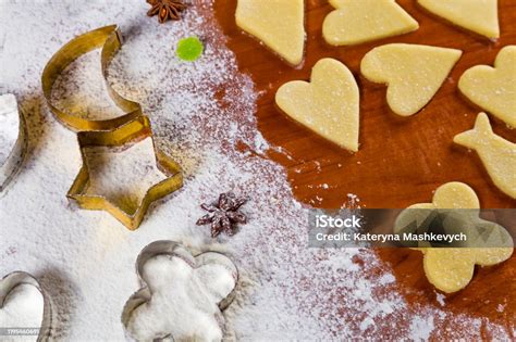 달 별 꽃 모양의 쿠키 커터 압연 페이스트리 밀가루 설탕 착빙 설탕과 일본 스타 아니스와 베이킹 풍경 발렌타인 데이 또는 크리스마스를위한 수제 쿠키 12월에 대한 스톡 사진