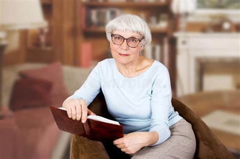 Gelukkig Mooi Bejaarde Met Boek En Glazen Die Als Voorzitter Zitten