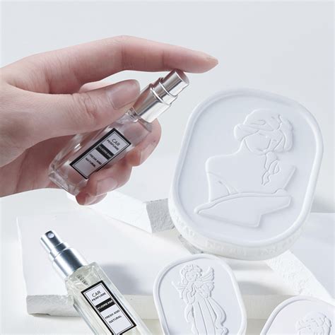 车载香薰出风口精油熏香持久去味女生香水淡香创意固体香片汽车饰 虎窝淘
