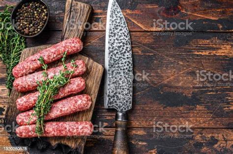 호마마드 생 고기 룰라 케밥 소시지도 도마위에 올랐다 어두운 나무 배경 맨 위 보기입니다 복사 공간 0명에 대한 스톡 사진 및