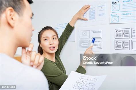 Ux 디자이너 Ui 전문가와 작업 가리키기에 대한 스톡 사진 및 기타 이미지 가리키기 계획 그래픽 사용자 인터페이스