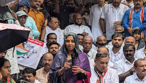 पुणे महिला अत्याचाराच्या विरोधात भर पावसात विरोधकांचा आक्रोश पुणेकर