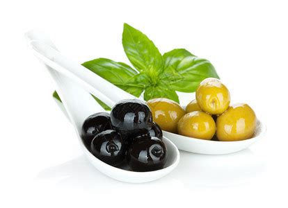 在一个木碗的卡拉马塔黑橄榄在白色希腊大紫色食用橄榄其他地方种植的品种被称为卡拉蒙橄榄油橄榄的干燥成熟果实宏观高清图片下载 正版图片