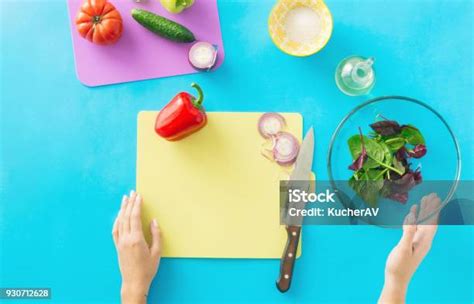 건강 식품 개념입니다 다이어트 음식입니다 여자 손 파란색 배경에 요리 여름 채식주의 샐러드 건강한 식생활에 대한 스톡 사진 및