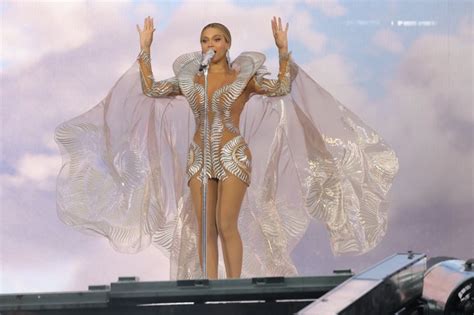 Beyoncés Platinum Blonde Hair Is Serving Ice Queen