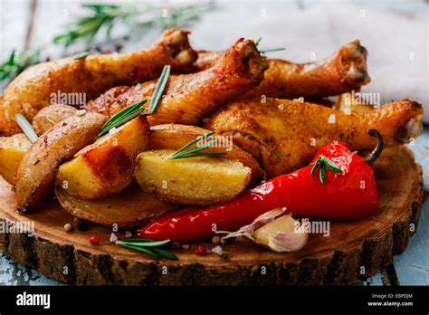 Cuisse De Poulet Au Four Avec Des Pommes De Terre Photo Stock Alamy