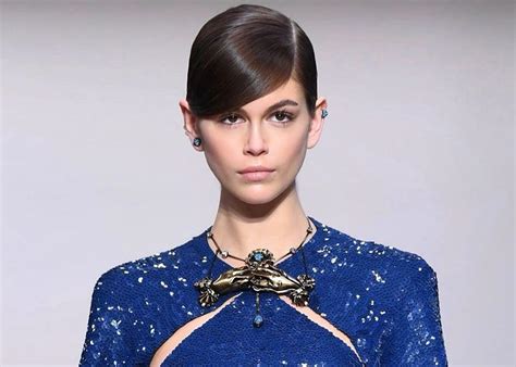 Дочка Сінді Кроуфорд стала блондинкою і знялася в бікіні фото