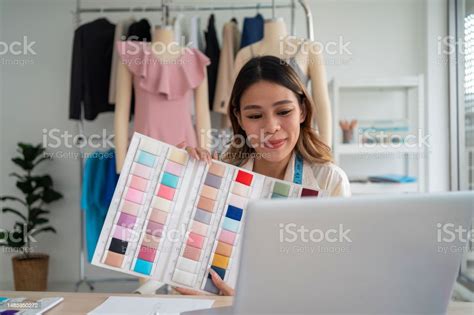 색상 견본과 태블릿 컴퓨터가 있는 창의적인 작업 공간 인테리어 및 텍스타일 디자인 직물에 대한 스톡 사진 및 기타 이미지