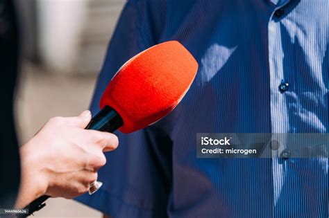 야외에서 중요한 사람을 인터뷰하는 뉴스 기자 2명에 대한 스톡 사진 및 기타 이미지 2명 남자 남자들만 Istock