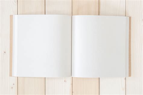 빈 오픈 포켓 책 광장크기 카탈로그 잡지 브로셔 참고 이랑 템플릿 종이 질감 Copyspace 화이트 파인 나무 책상 테이블에 갈색에 대한 스톡 사진 및 기타 이미지