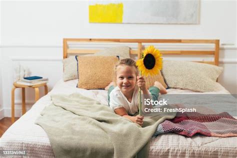 사랑스러운 금발의 소녀 재생 와 A 해바라기 에 그녀의 침대 4 5세에 대한 스톡 사진 및 기타 이미지 4 5세 가정 생활