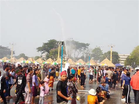 ရန်ကုန်မြို့ ဒဂုံမြို့နယ် ပြည်သူ့ရင်ပြင်၌ မြန်မာ့ရိုးရာ အတာသင်္ကြန်ပ