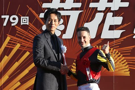 菊花賞もルメール！関東馬フィエールマン優勝 Moment日刊ゲンダイ