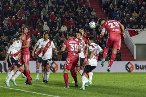 River sofre virada do Argentinos Juniors e é derrotado em primeiro jogo