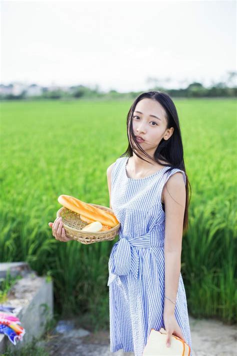 睡眼惺忪迷離的素顏女孩，最愛夏日 每日頭條