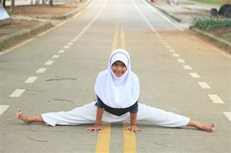 Premium Photo Portrait Of Girl In Hijab Doing Splits On Road